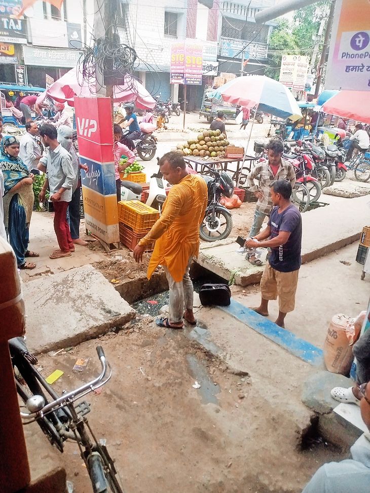 A young man fell into a drain, people rescued him and saved his life ...