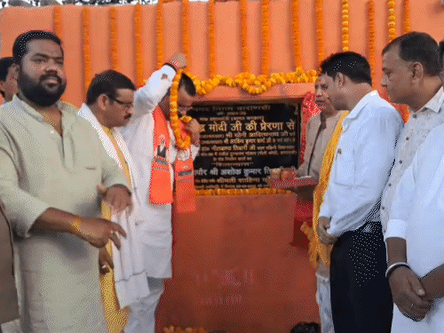 Varanasi News Mayor of Varanasi reprimanded JE and AE