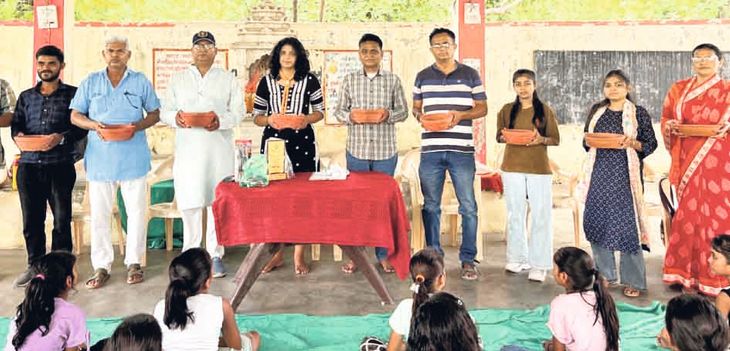 Bird feeders were installed in the skill development training camp | कौशल विकास प्रशिक्षण शिविर ...