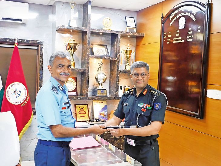 Group Captain Nishant Gupta became the Principal of Sainik School