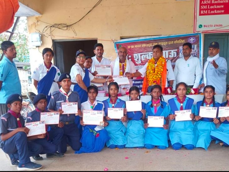 Scout Guide children installed a drinking water stall at the bus station