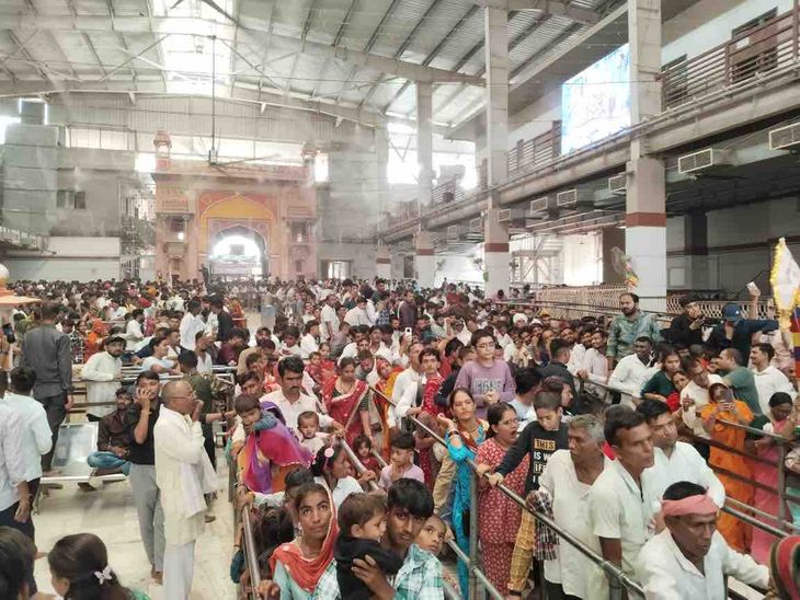 Devotees gathered to see Baba Ramdev in Ramdevra | रामदेवरा में बाबा ...