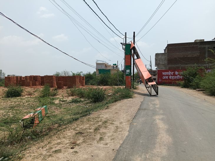 Welcome gate fell due to storm, accident averted | आंधी से गिरा स्वागत ...