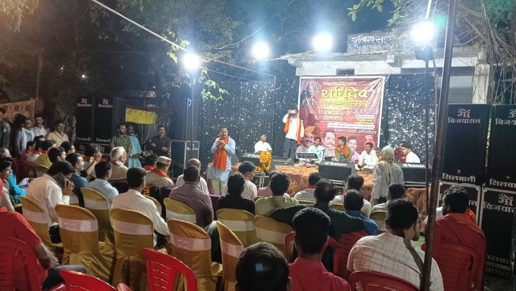Bhajan Sandhya was held in Shani Mandir premises, devotional songs were presented | शनि मंदिर ...