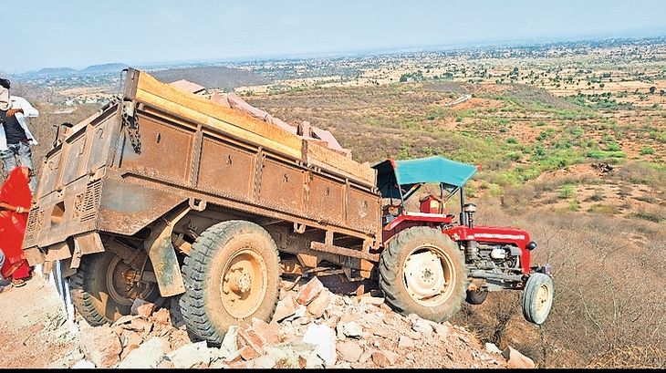Truck got stuck, trolley got stuck, Mandrayal valley was jammed for 2 ...