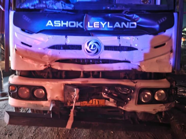 Dumper hit police 112 vehicle dholpur Rajasthan | डंपर ने पुलिस की 112 ...