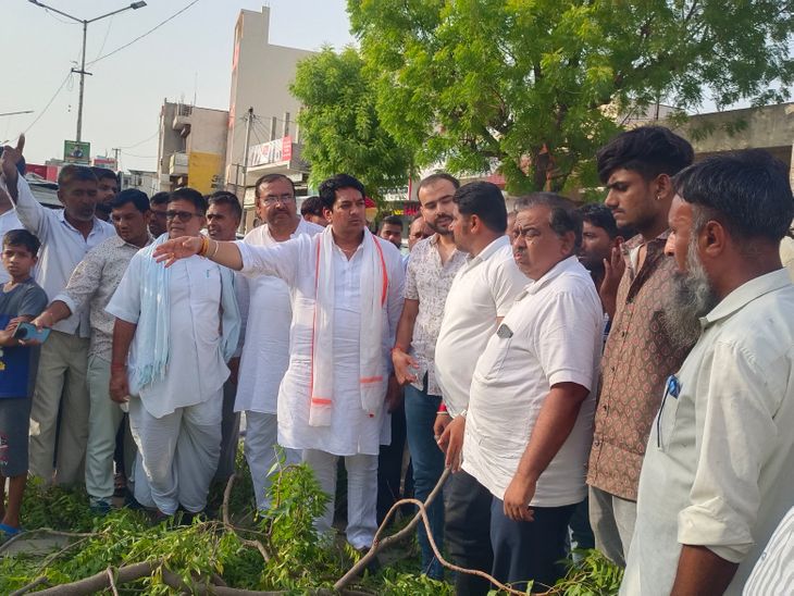 A major obstacle in road widening in Jaitaran is removed | जैतारण में ...