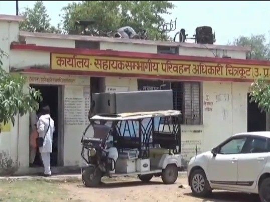 Trucks without number plates pose risk of accidents | बिना नंबर प्लेट ...