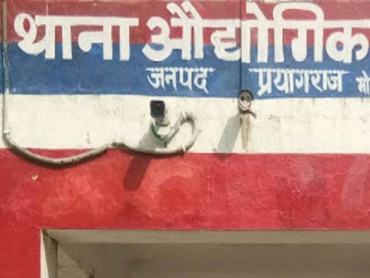 DCM hit the bike in Prayagraj | प्रयागराज में डीसीएम ने बाइक को मारी ...