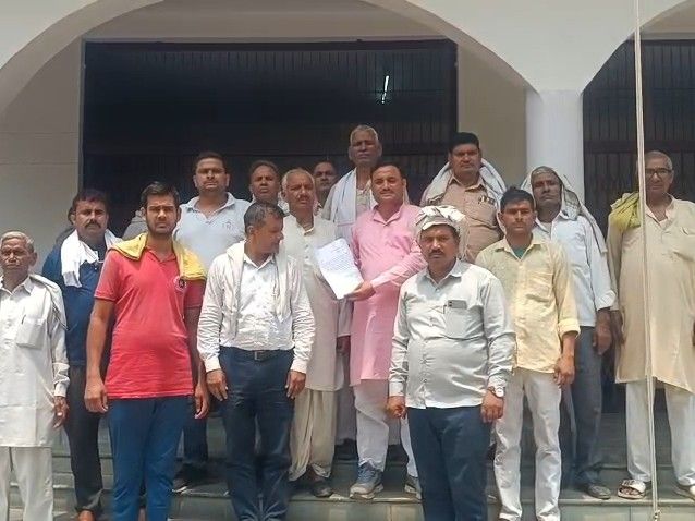 Liquor shop near the temple in Semri village of Mathura | सेमरी गांव ...