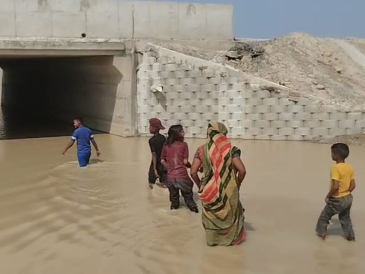 Water filled in the underpass of Ganga Expressway | गंगा एक्सप्रेसवे के ...