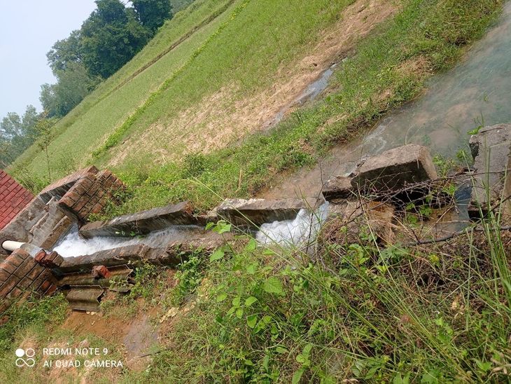 Farmers are facing problems due to broken government tube well in Nigohan