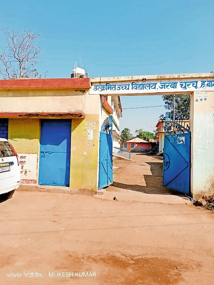 There is only 1 teacher to teach 128 students of class 9th and 10th in ...