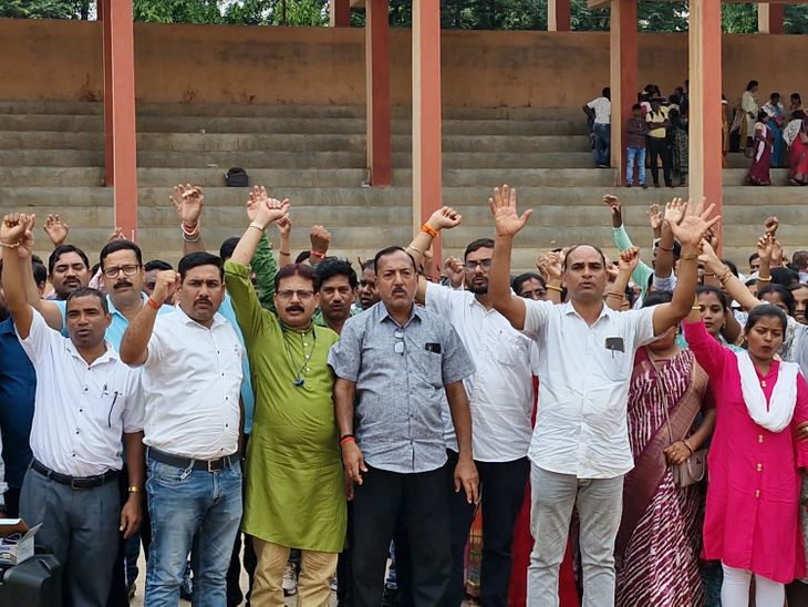 Unconditional strike by 23 teacher unions against the changes in the 2008 setup in Jashpur ...