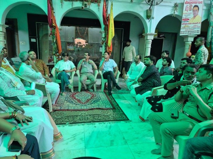 DM-SSP held a meeting with Goswamis in Mathura | मथुरा में DM-SSP ने की गोस्वामियों के साथ बैठक ...