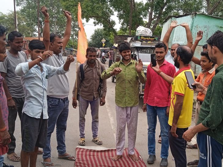 Devotees set out on the Dandavat Yatra of Bageshwar Dham | बागेश्वर धाम ...