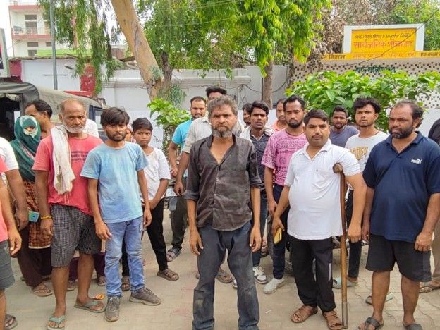 Hotel owner attacks cleaning staff in Etah | एटा में सफाई कर्मचारी पर ...