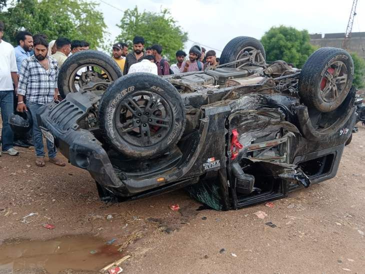 Thar overturned on NH-52 in Chaumun, 4 people injured | चौमूं में NH-52 पर पलटी थार, 4 लोग घायल ...