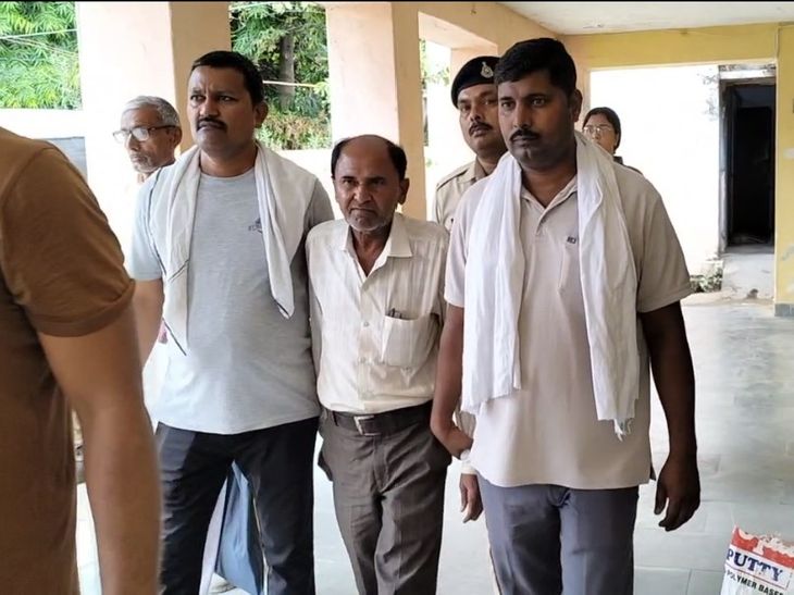 Porsa district panchayat employee caught taking a bribe of 4 thousand