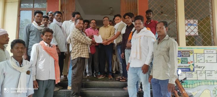 The villagers submitted a memorandum to the SDM regarding DP | डीपी को ...