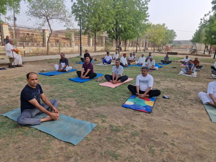Mass yoga was performed on International Yoga Day | अंतरराष्ट्रीय योग ...