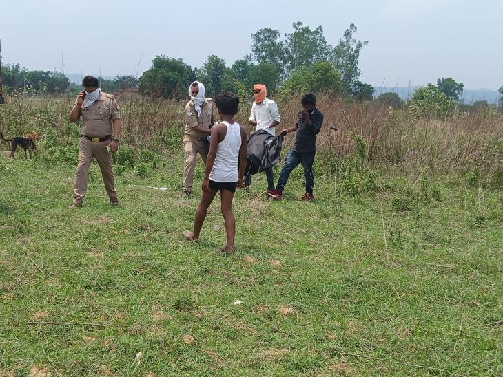 A person's rotten dead body was found in the bushes in Duddhi | दुद्धी ...