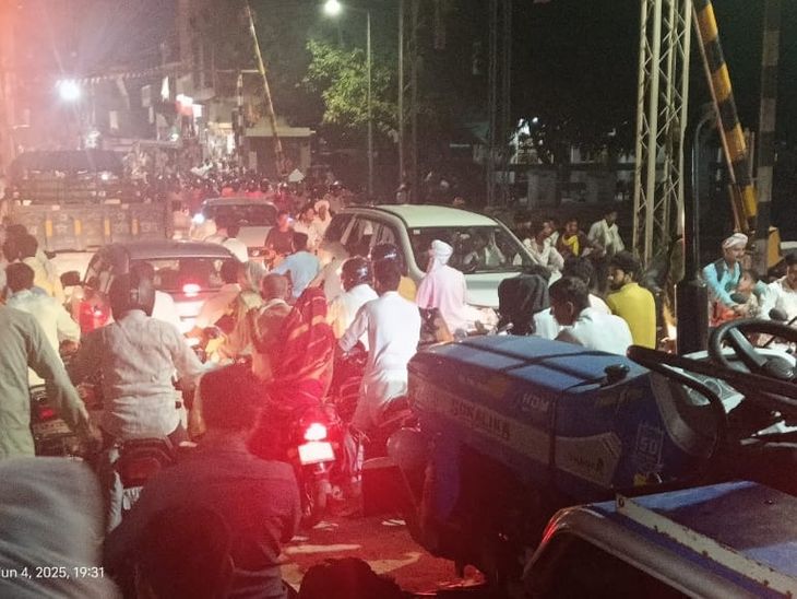 The gate at Achalda in Auraiya was closed for one hour