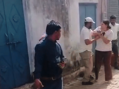 Pan Singh Tomar Granddaughter Assault Video | Jhansi News | पान सिंह तोमर की नातिन ने इंजीनियर ...