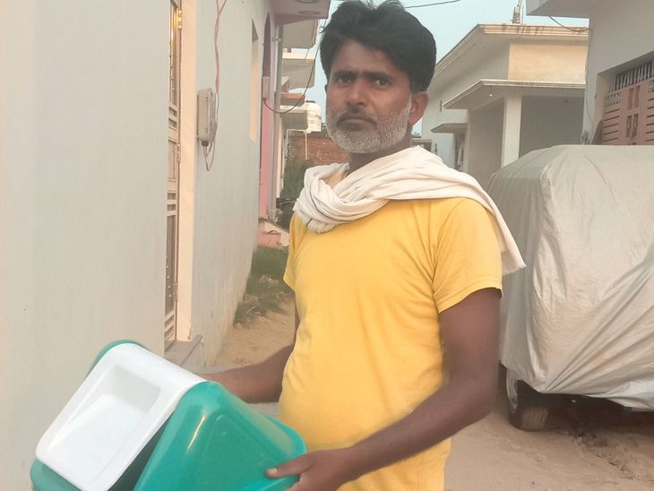 Door to door dustbin distribution in Haraiya Nagar Panchayat | हरैया ...