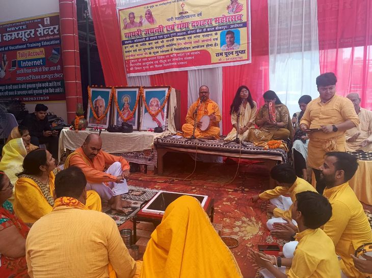 Devotees chanted the Gayatri Mantra in Bikapur | बीकापुर में भक्तों ने ...