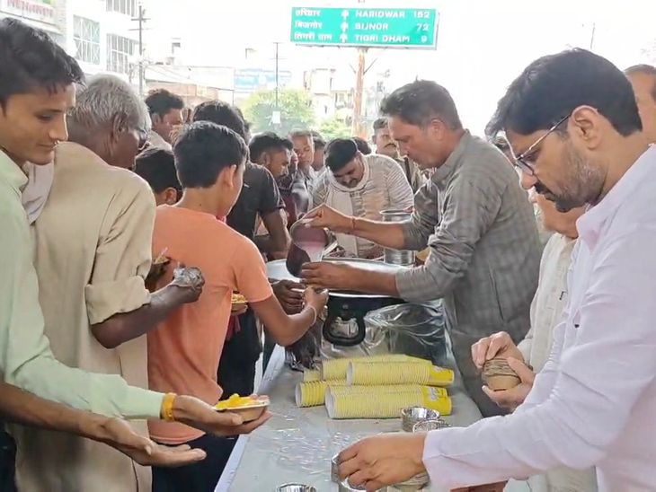 Celebration in Gajraula on Yogi's birthday | योगी के जन्मदिन पर गजरौला ...