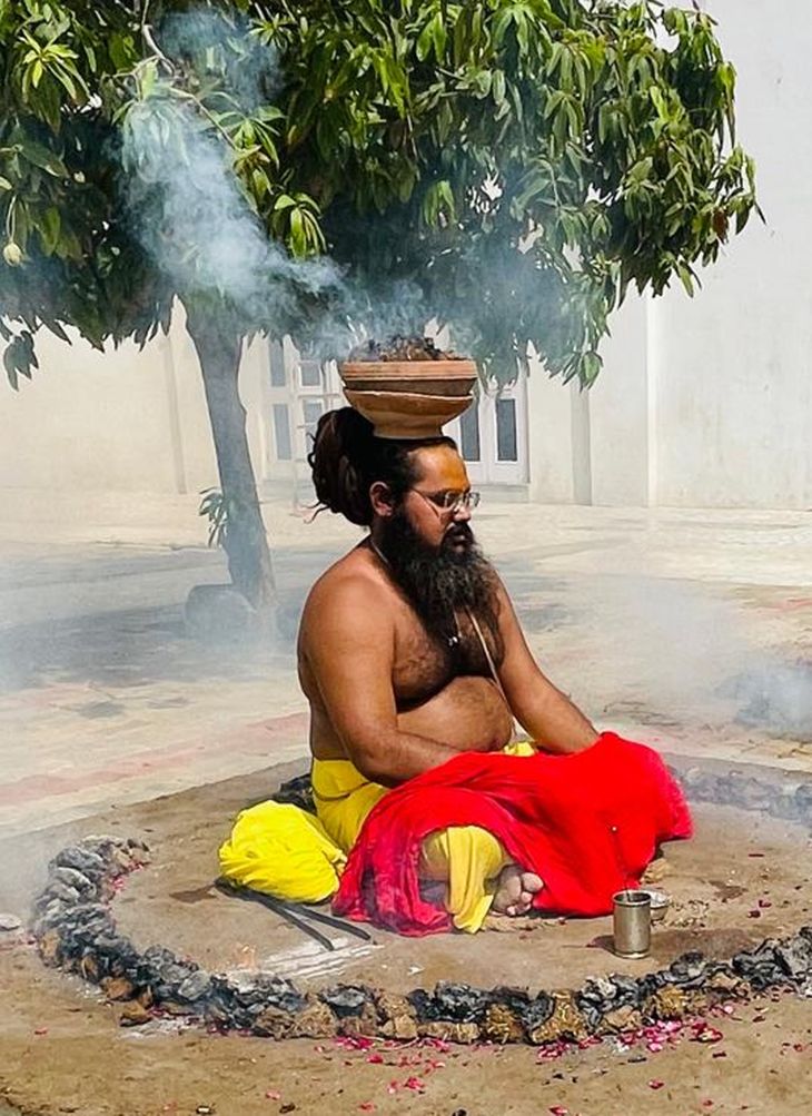 Sarjudas Maharaj's 18 years of Dhuni Tapasya completed | सरजूदास महाराज के 18 वर्षों के धूनी तप ...