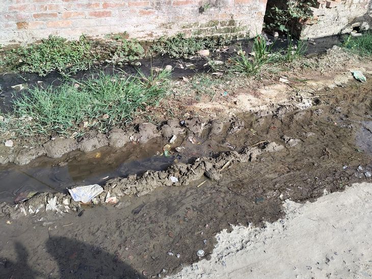 Blocked drains in Barain village | बराइन गांव में जाम नालियां: सड़क पर ...