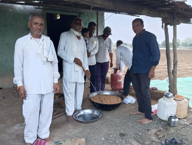 Narmada water reached the fields, halwa prasadi distributed | खेतों में पहुंचा नर्मदा का पानी ...
