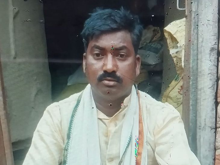 Magic van returning from Tilak ceremony overturned, one dead | तिलक ...