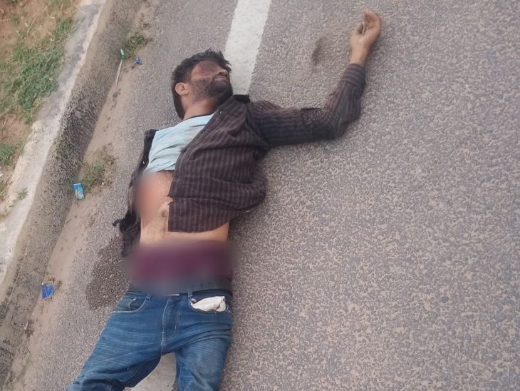 The body of a young man was found on the roadside in Chomu