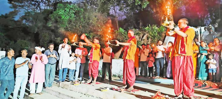 Ganga Aarti was organized at Bhadrakali Chhath Ghat, devotees cheered ...