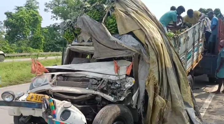 A pickup van hit the rear of a parked truck, two people injured | खड़े ...