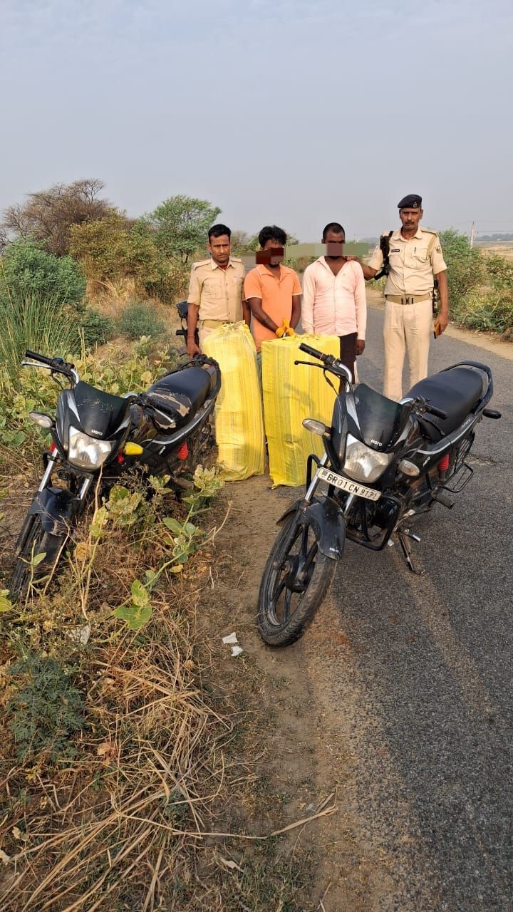 Two smugglers arrested with 152 litres of foreign liquor | 152 लीटर ...