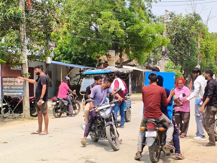 Passers-by got relief from heat outside Nautanwa tehsil | नौतनवा तहसील ...