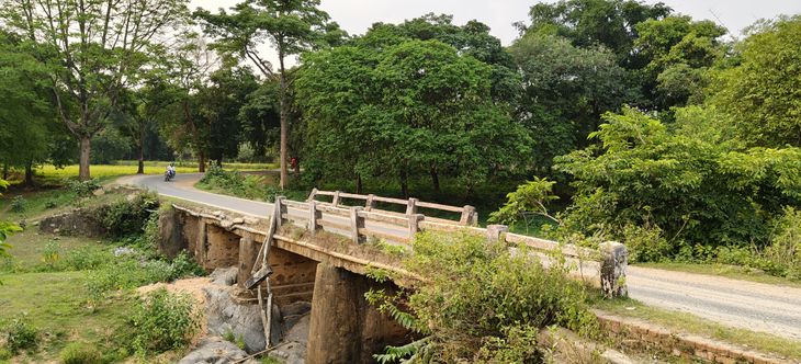 Broken railing on a narrow bridge is inviting accidents | संकीर्ण पुल ...