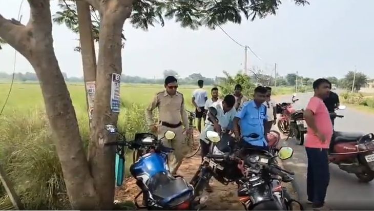 Motorcycle collided with a tree; one dead, another injured | मोटरसाइकिल ...