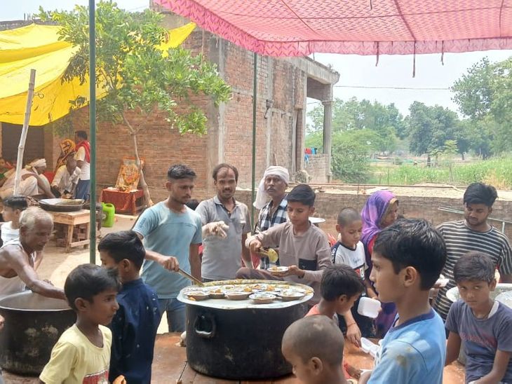 Hanuman Ji's feast in Lalganj | लालगंज में हनुमान जी का भंडारा: पूड़ी ...