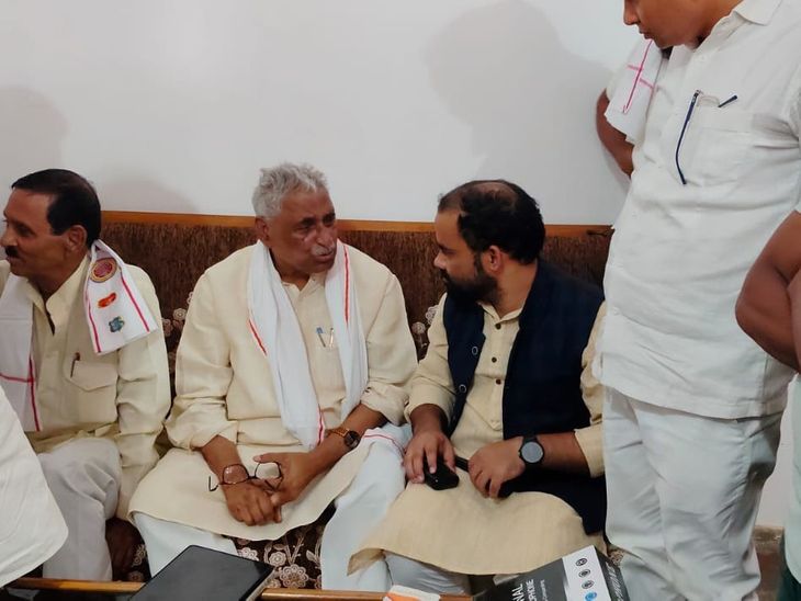 SP leader Mata Prasad Pandey arrived on Eid in Malgahia | मालगहिया में ...