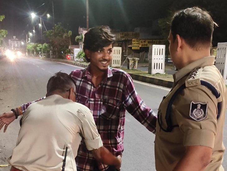 Ratlam police's checking campaign at midnight | रतलाम पुलिस ने दो ...