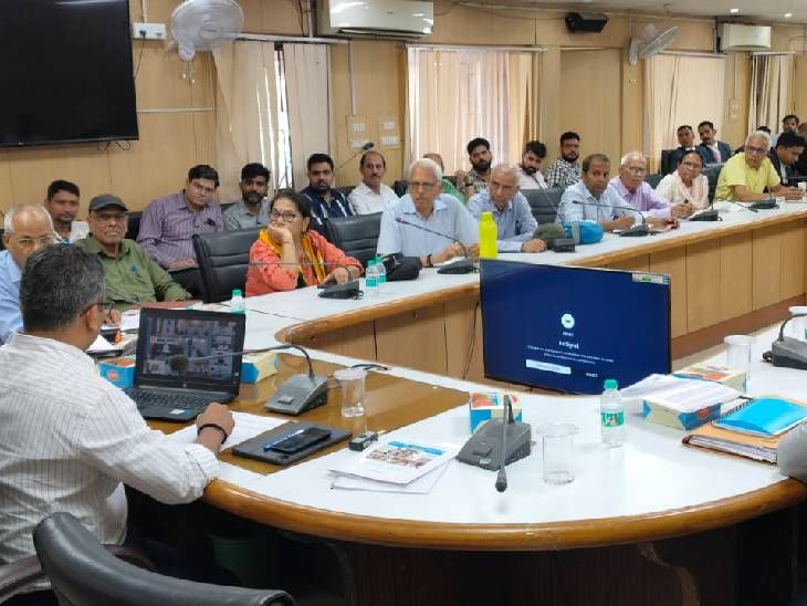 Lift registration is mandatory in Noida DM held a meeting with RWA and ...