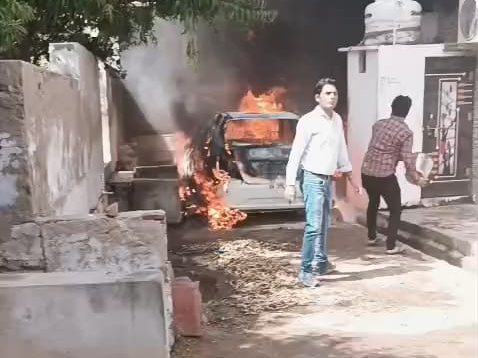 A car parked outside a house caught fire bharatpur kotwali thana sho ...