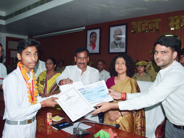 20 topper students honored in Lakhimpur Kheri