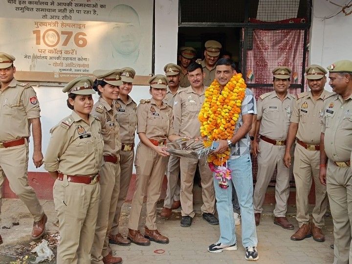 Policemen gave emotional farewell to Ravi Kumar Gupta, new ACP took charge