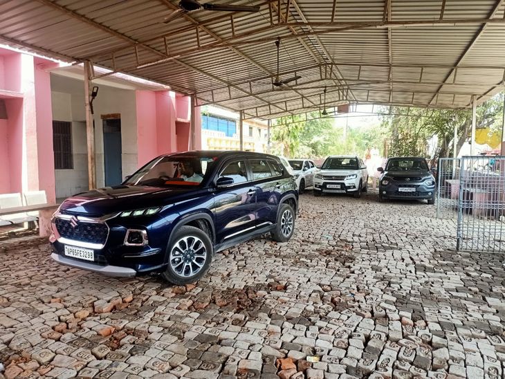 Vehicle stand converted into postmortem house in Chandauli